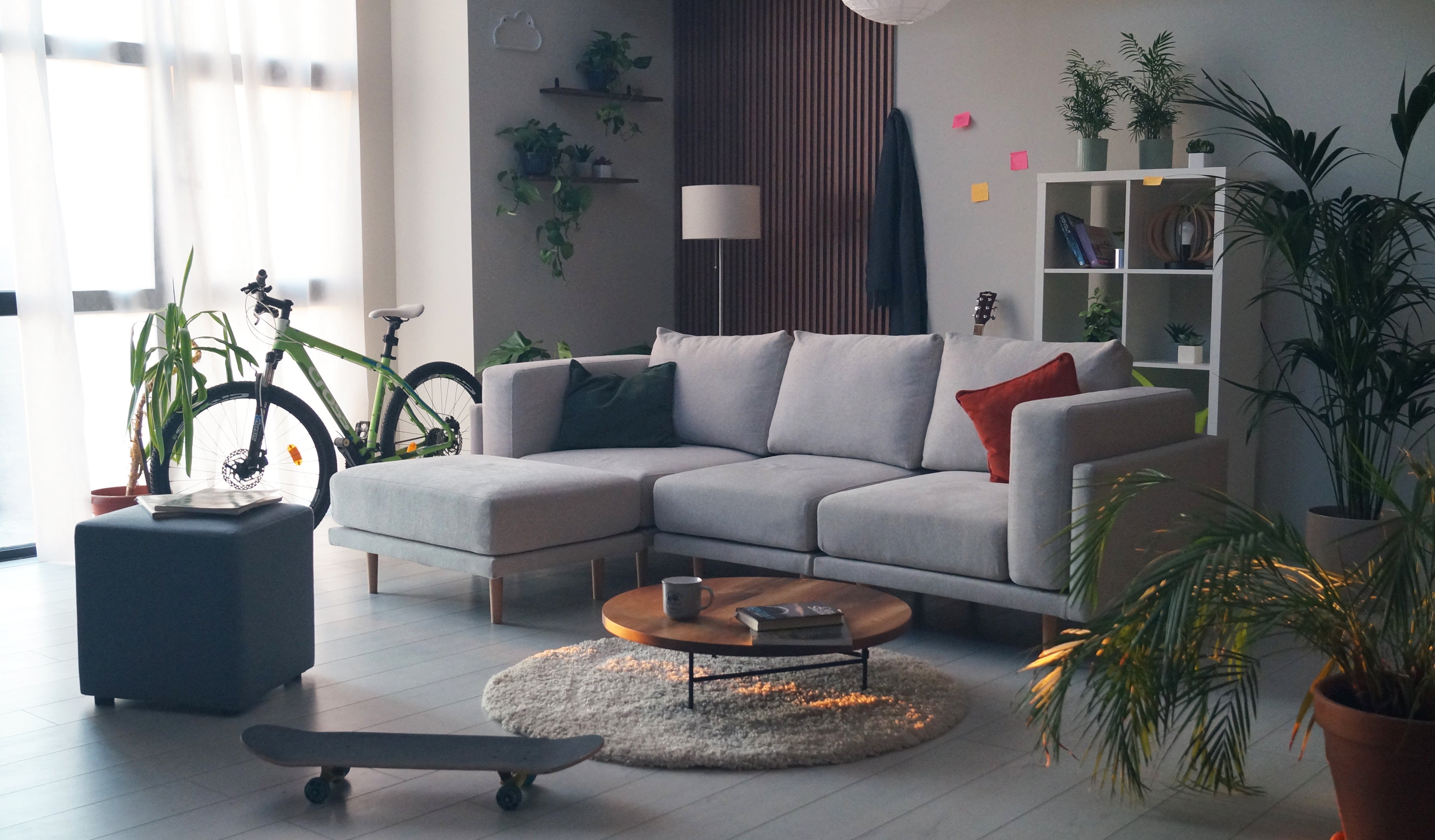 Prilagodljiva dnevna soba se začne z modularno sedežno garnituro - FEYDOM